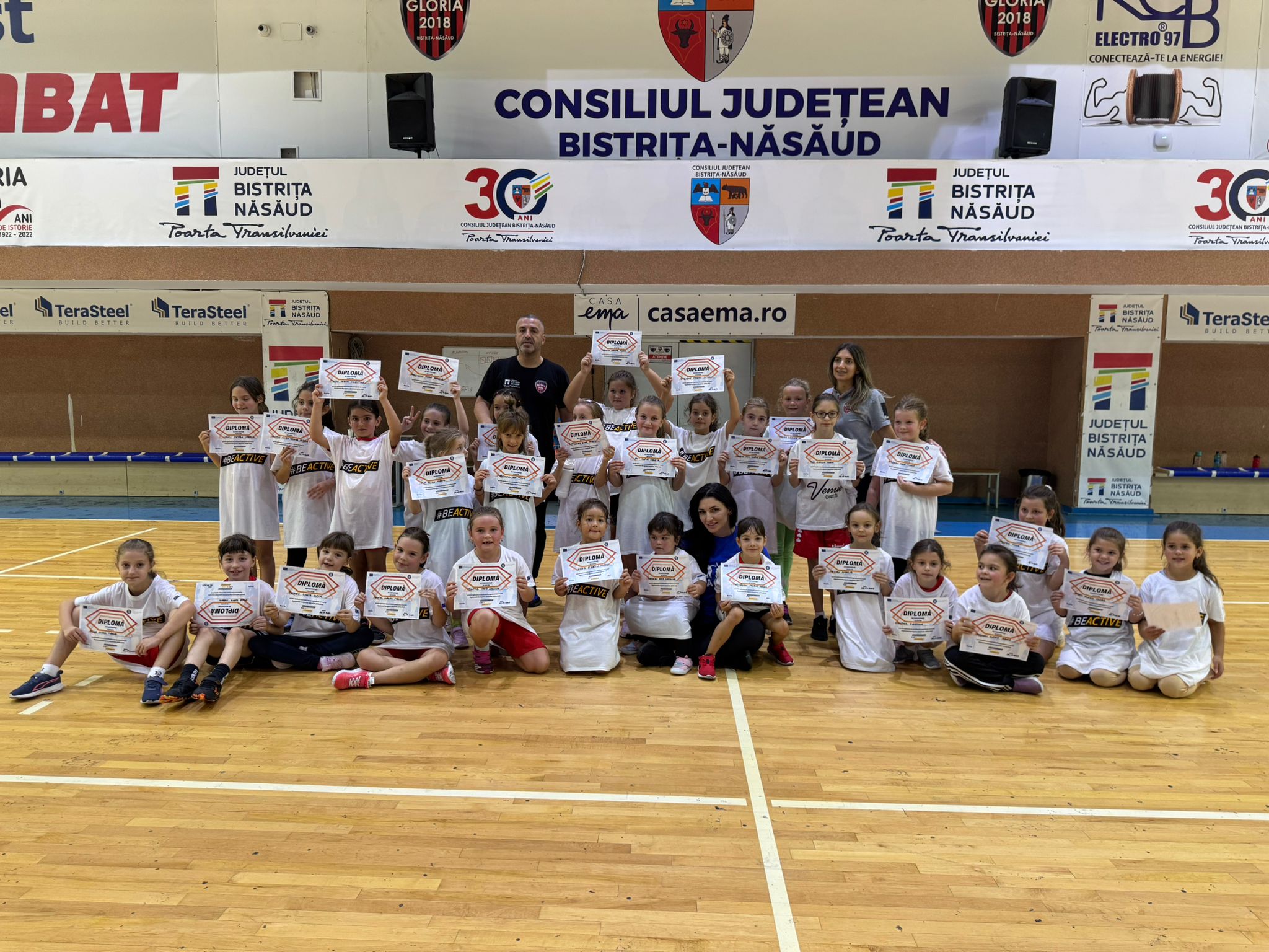 Mini handbal, în Sala Polivalentă din Bistrița - decisiv.ro - anchete ...